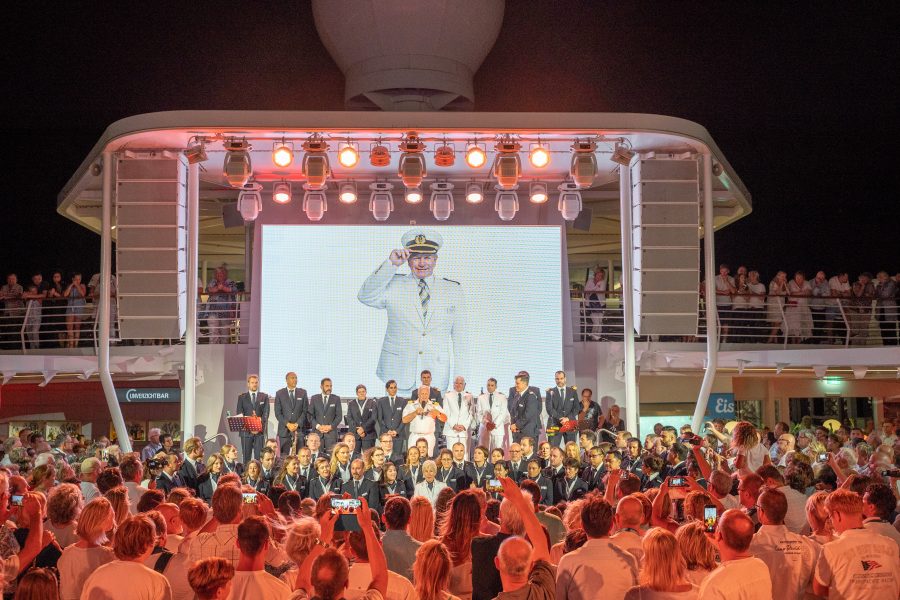 Capitán Kjell Holm de TUI Cruises jubila luego de 55 años en el mar ...