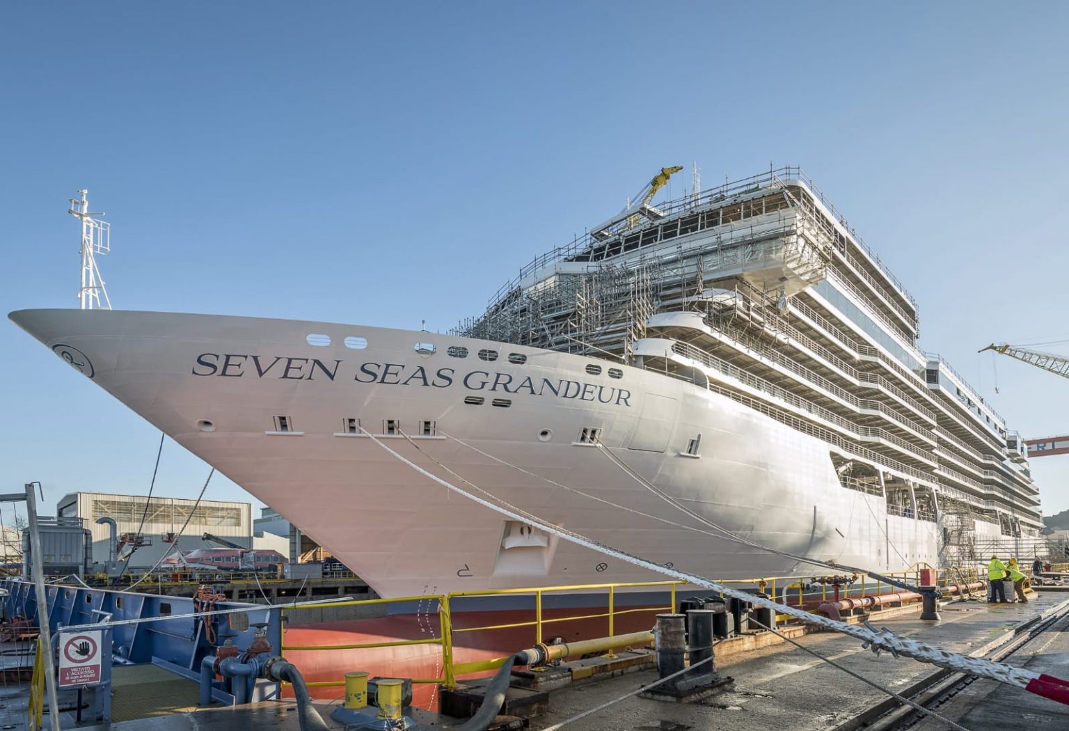 Seven Seas Grandeur flota por primera vez - PortalCruceros