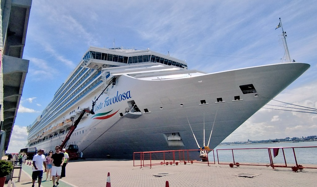 Sapphire Princess, Seven Seas Voyager y Costa Favolosa arriban al ...